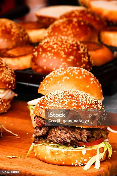 Makanan Jalanan Burger Dengan Salad Dan Daging Makanan Cepat Saji Foto
