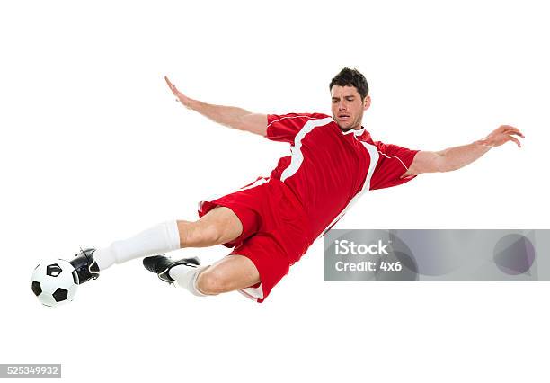 Footballer 발길질 공 축구에 대한 스톡 사진 및 기타 이미지 축구 축구 선수 흰색 배경 Istock