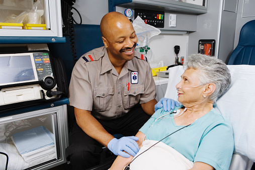 Paramedics 우리는 환자 환자용 대상쪽으로 병원 구급차에 대한 스톡 사진 및 기타 이미지 구급차 노인 구급대원