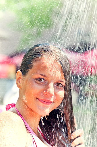 Chica Tomando Una Ducha Foto De Stock Y Más Banco De Imágenes De Adulto