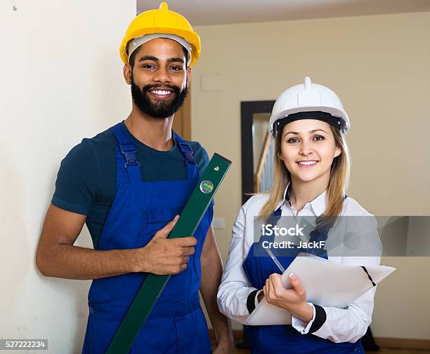 Constructor 및 Builder 성령의 기포수준기 At Site 긍정적인 감정 표현에 대한 스톡 사진 및 기타 이미지