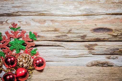 Chrismas Baubles 및 따라 Of 데커레이션 우드에 배경기술 0명에 대한 스톡 사진 및 기타 이미지 0명