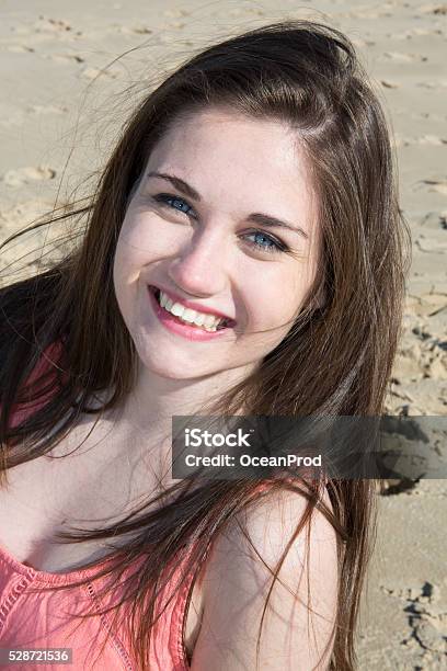 Photo Libre De Droit De Bleu Yeux Belle Fille Assise Au Bord De La