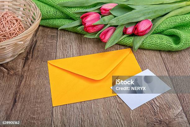 Amplop Dengan Selembar Kertas Dan Tulip Di Atas Kayu Foto Stok - Unduh ... Amplop Dengan Selembar Kertas Dan Tulip Di Atas Kayu Foto Stok - Unduh ...