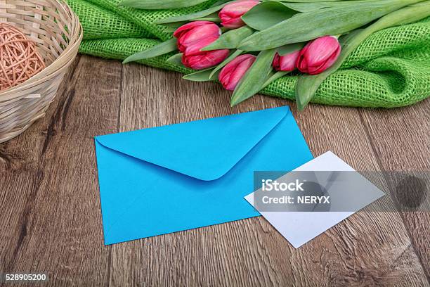 Amplop Dengan Selembar Kertas Dan Tulip Di Atas Kayu Foto Stok - Unduh ... Amplop Dengan Selembar Kertas Dan Tulip Di Atas Kayu Foto Stok - Unduh ...