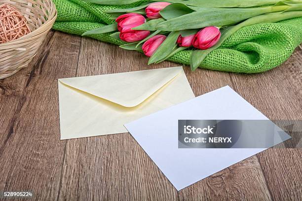 Amplop Dengan Selembar Kertas Dan Tulip Di Atas Kayu Foto Stok - Unduh ... Amplop Dengan Selembar Kertas Dan Tulip Di Atas Kayu Foto Stok - Unduh ...