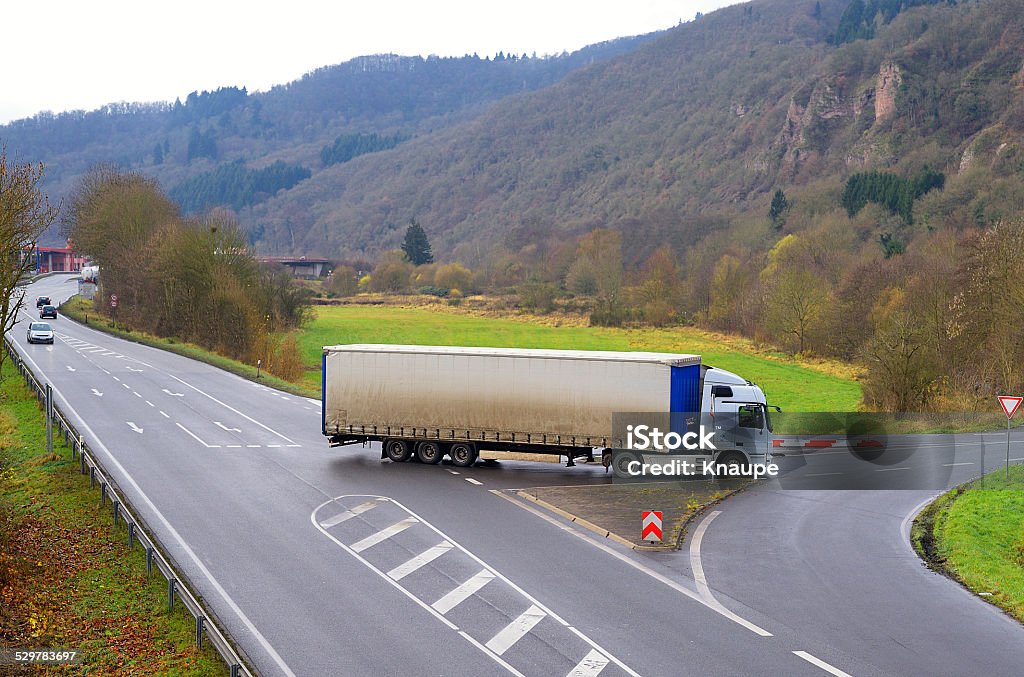 Truk Komersial Besar Membuat Belok Kiri Di Persimpangan Foto Stok ... Truk Komersial Besar Membuat Belok Kiri Di Persimpangan Foto Stok ...