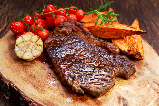 Daging Sapi Panggang Sirloin Steak Di Atas Papan Kayu Dengan Sayuran