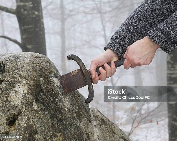 Knight Tries To Remove Excalibur Sword In The Stone 照片檔及更多 劍 照片 Istock