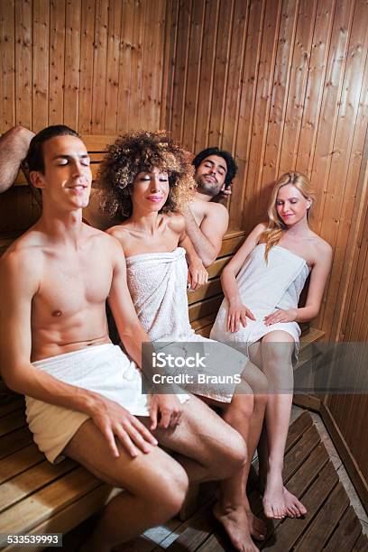 カップルのサウナでリラックス サウナのストックフォトや画像を多数ご用意 サウナ 男性 2015年 Istock