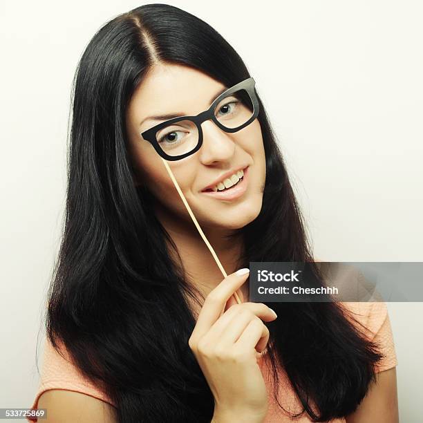 Wanita Muda Yang Ceria Memegang Kacamata Pesta Foto Stok - Unduh Gambar ... Wanita Muda Yang Ceria Memegang Kacamata Pesta Foto Stok - Unduh Gambar ...