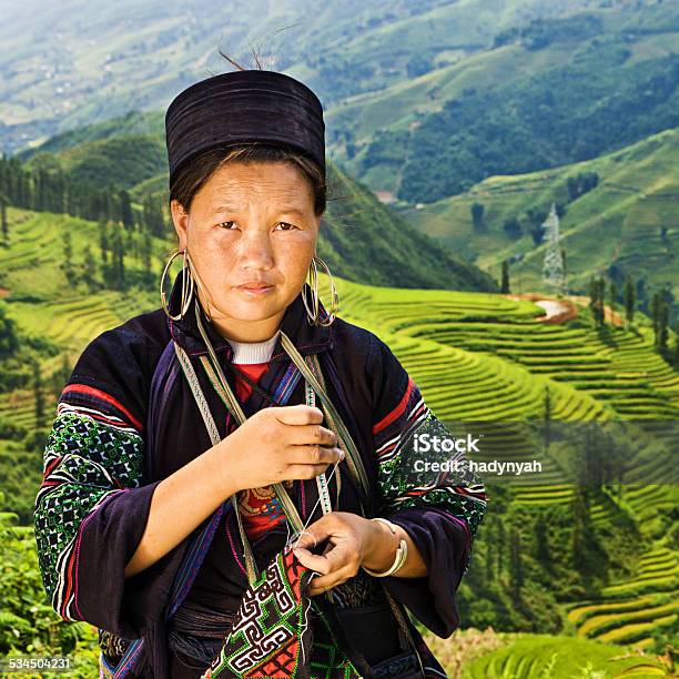ベトナム人の女性から少数民族ブラック Hmong 山岳民族 ベトナムのストックフォトや画像を多数ご用意 ベトナム 織る 1人