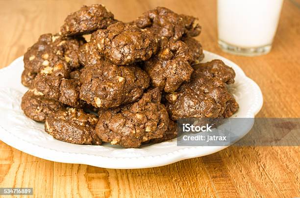 Sepiring Kue Cokelat Di Atas Piring Putih Foto Stok Unduh Gambar