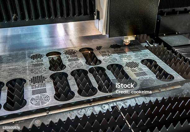 Cnc 레이저 절단 금속 현대 산업 기술 Cnc 장치에 대한 스톡 사진 및 기타 이미지 Cnc 장치 강철 공장 산업 건물