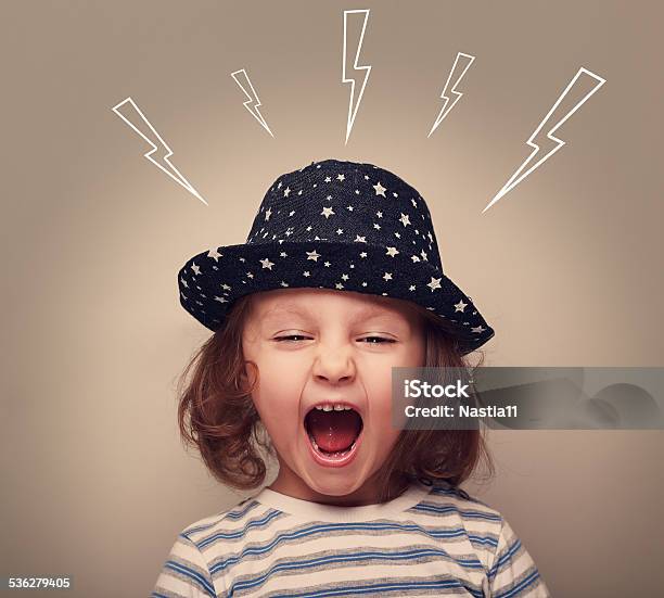 Pequeño Niño Enojado Gritando Con Boca Abierta Y Lightnings Arriba Foto