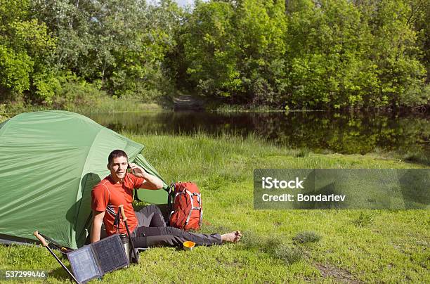 The Man At The Campsite In The Woods 照片檔及更多 露營 照片 露營 冒險 力量 Istock
