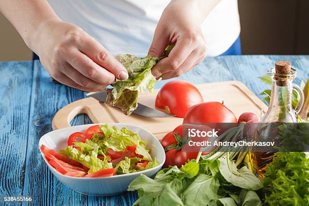 Cook은 찢기 상추가 중에 신선한 여름 샐러드 클로즈업 3d 애니메이션 0명에 대한 스톡 사진 및 기타 이미지 0명 건강