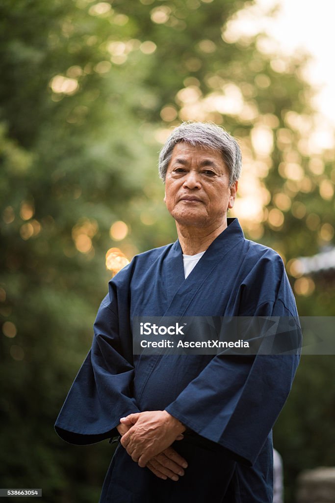 Pria Jepang Senior Dengan Pakaian Tradisional Foto Stok - Unduh Gambar ... Pria Jepang Senior Dengan Pakaian Tradisional Foto Stok - Unduh Gambar ...