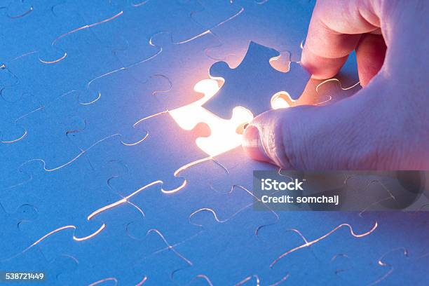 Tangan Memegang Potongan Terakhir Tekateki Jigsaw Foto Stok Unduh