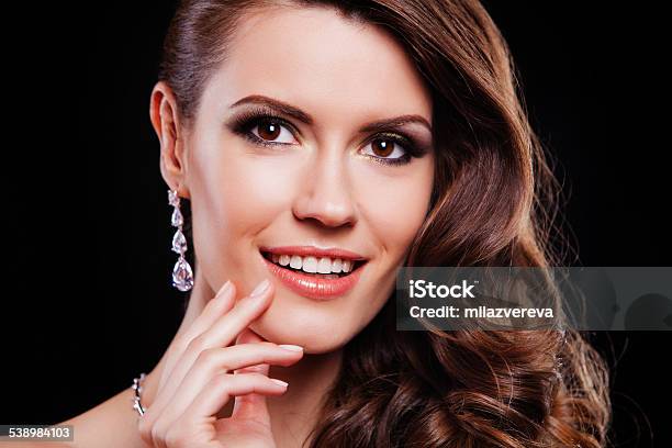 Photo Libre De Droit De Gros Plan Portrait Dun Beau Brunette Girl De