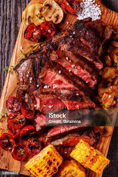 Steak Daging Sapi Dengan Tomat Panggang Jamur Dan Jagung Foto Stok