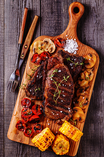 Steak Daging Sapi Dengan Tomat Panggang Jamur Dan Jagung Foto Stok