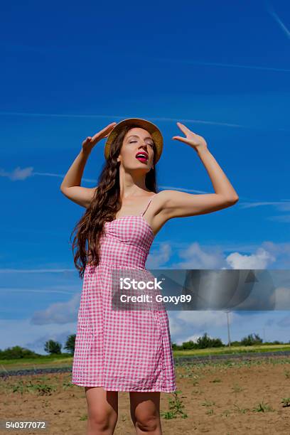 Schöne Mädchen In Der Natur Attraktive Mädchen In Der Natur Stockfoto