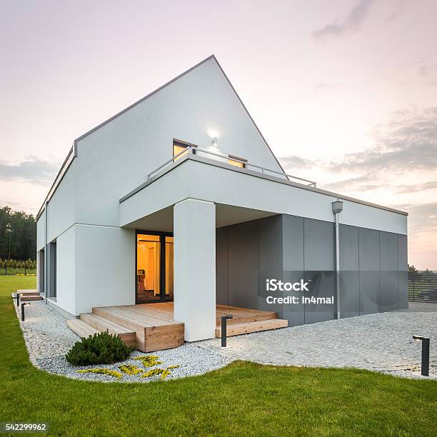 Beautiful Modern Home 照片檔及更多 住宅區 照片 住宅區 別墅 前後院 Istock