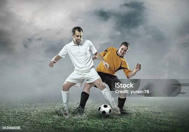 Pemain Sepak Bola Dengan Bola Beraksi Di Bawah Langit Dengan Awan Foto