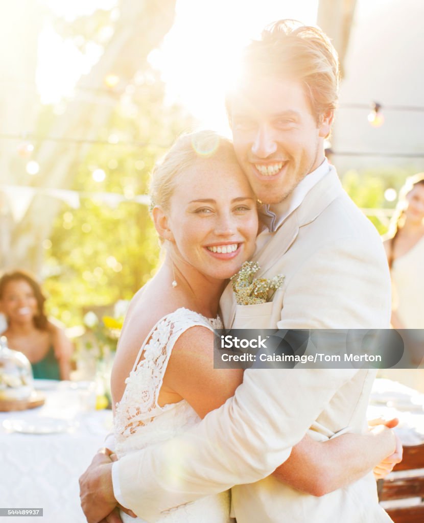 Photo Libre De Droit De Portrait Dun Jeune Couple Sembrassant Dans Le