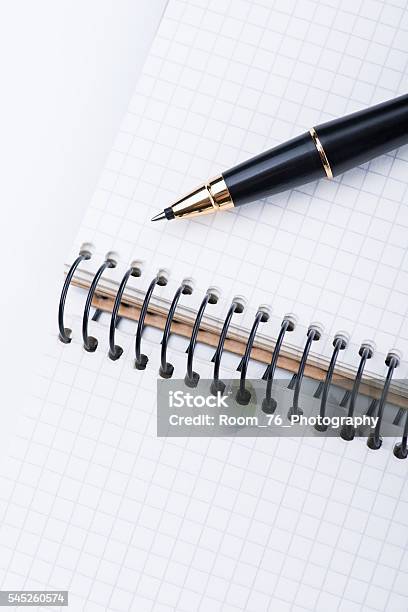Notebook Spiral Dengan Pena Bola Hitam Foto Stok - Unduh Gambar ... Notebook Spiral Dengan Pena Bola Hitam Foto Stok - Unduh Gambar ...