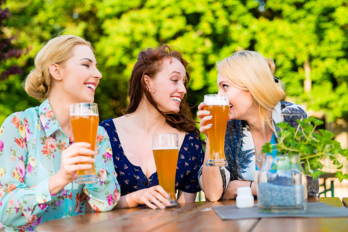 Teman Minum Bir Di Pub Taman Bersenangsenang Foto Stok - Unduh Gambar ... Teman Minum Bir Di Pub Taman Bersenangsenang Foto Stok - Unduh Gambar ...