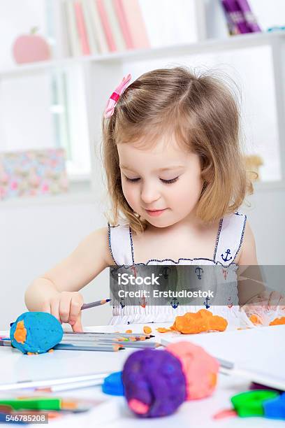 Niña Jugando Con Plastilina De Colores Foto De Stock Y Más Banco De