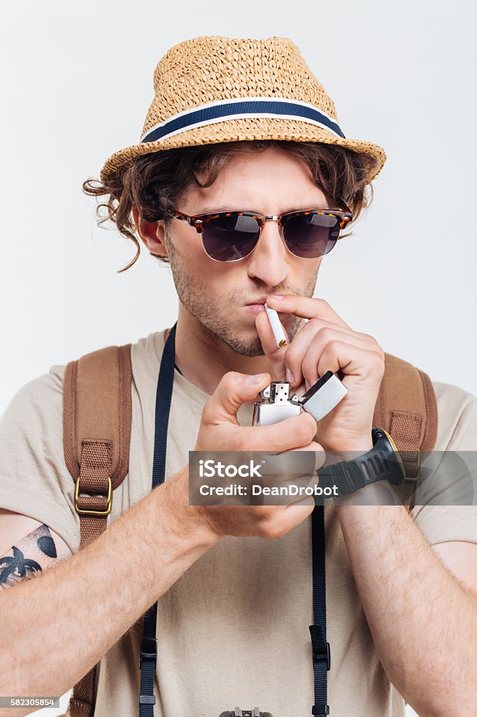 Pria Muda Bergaya Dengan Lebih Ringan Dan Rokok Foto Stok Unduh