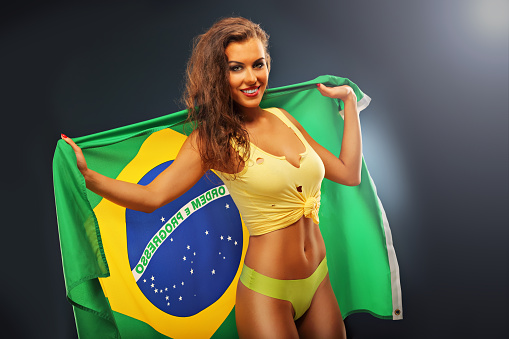 Penggemar Brasil Yang Bahagia Bersorak Dengan Bendera Foto Stok - Unduh ... Penggemar Brasil Yang Bahagia Bersorak Dengan Bendera Foto Stok - Unduh ...