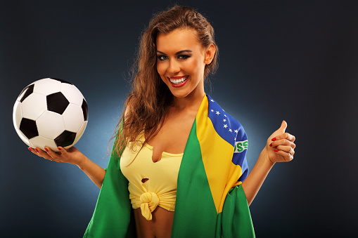 Penggemar Brasil Yang Bahagia Bersorak Dengan Bendera Dan Sepak Bola ... Penggemar Brasil Yang Bahagia Bersorak Dengan Bendera Dan Sepak Bola ...