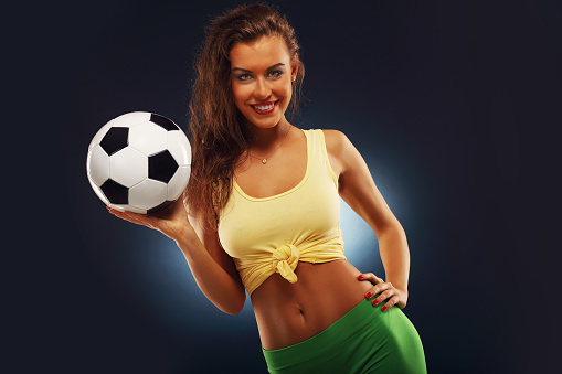 Penggemar Brasil Yang Bahagia Bersorak Dengan Sepak Bola Foto Stok ... Penggemar Brasil Yang Bahagia Bersorak Dengan Sepak Bola Foto Stok ...