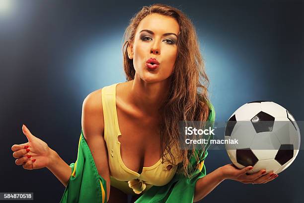 Penggemar Brasil Yang Bahagia Bersorak Dengan Bendera Dan Sepak Bola ... Penggemar Brasil Yang Bahagia Bersorak Dengan Bendera Dan Sepak Bola ...