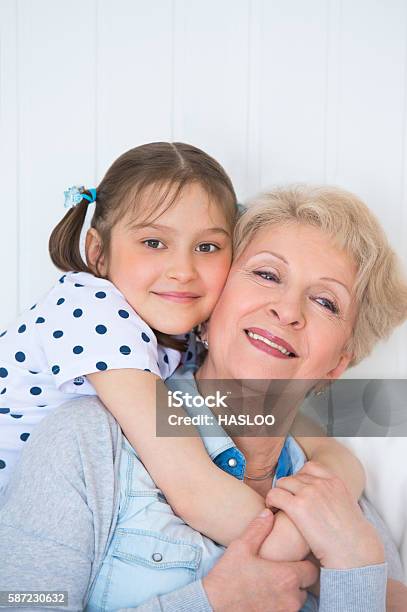 Gadis Kecil Yang Cantik Dengan Neneknya Bersenangsenang Foto Stok ... Gadis Kecil Yang Cantik Dengan Neneknya Bersenangsenang Foto Stok ...