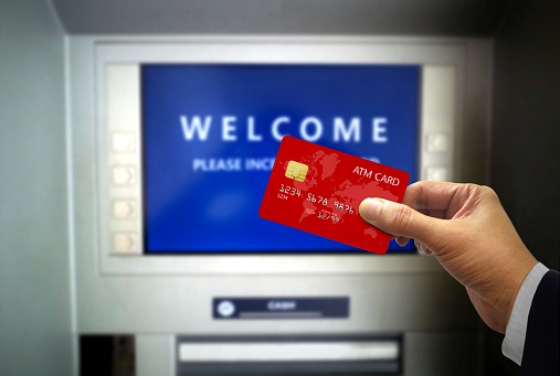 Atm 기계에서 Atm 카드를 들고 핸드 홀딩 고객에 대한 스톡 사진 및 기타 이미지 고객 구매 금융 Istock