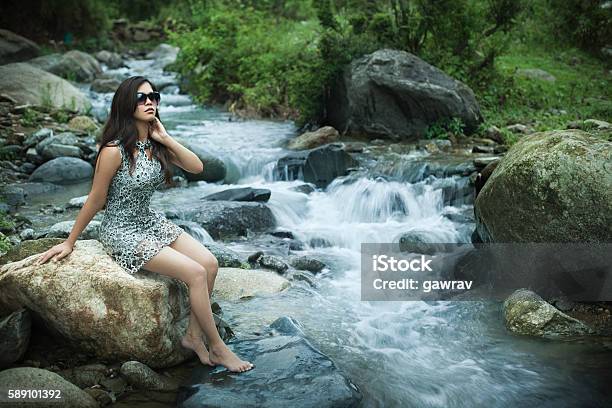 Wanita Muda Cantik Duduk Di Atas Batu Dekat Sungai Di Bukit Foto Stok ... Wanita Muda Cantik Duduk Di Atas Batu Dekat Sungai Di Bukit Foto Stok ...