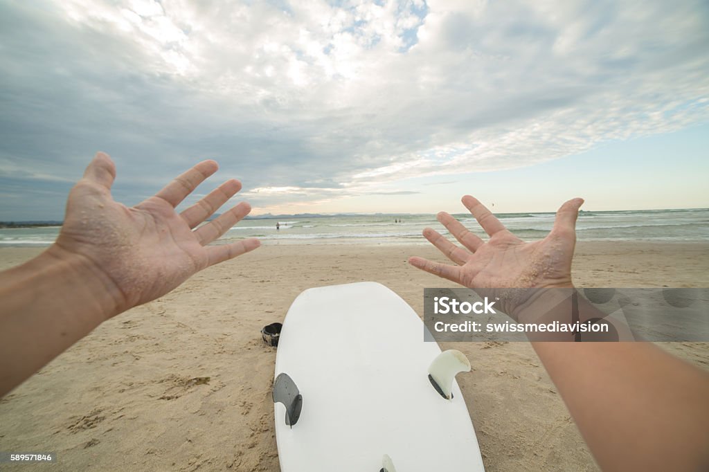 Foto De Pov De Surfista Sentado Na Praia Com Prancha De Surfe E Mais