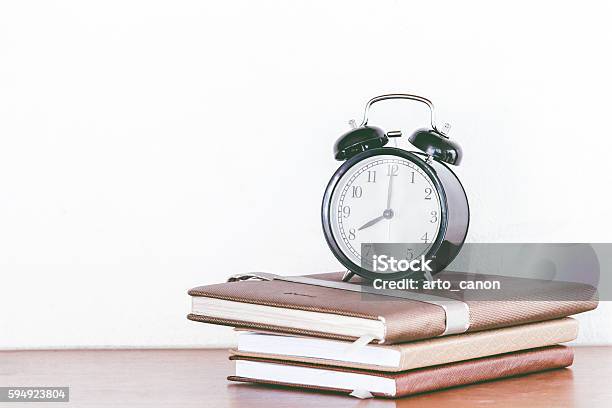 Back To School 배경 교재들과 알람 시계 0명에 대한 스톡 사진 및 기타 이미지 0명 목재 재료 벽 시계