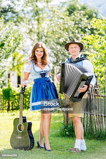 Pasangan Dalam Pakaian Tradisional Bavaria Dengan Gitar Dan Akordeon ... Pasangan Dalam Pakaian Tradisional Bavaria Dengan Gitar Dan Akordeon ...