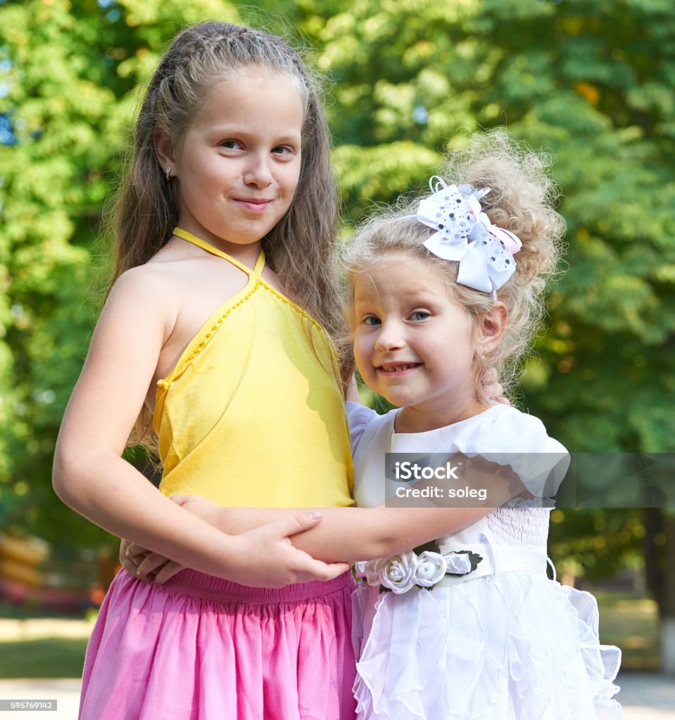 Dua Gadis Adik Potret Konsep Masa Kecil Anak Bahagia Berpose Foto Stok ... Dua Gadis Adik Potret Konsep Masa Kecil Anak Bahagia Berpose Foto Stok ...