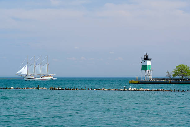 Ship and Chicago lighthouse – free photo on Barnimages