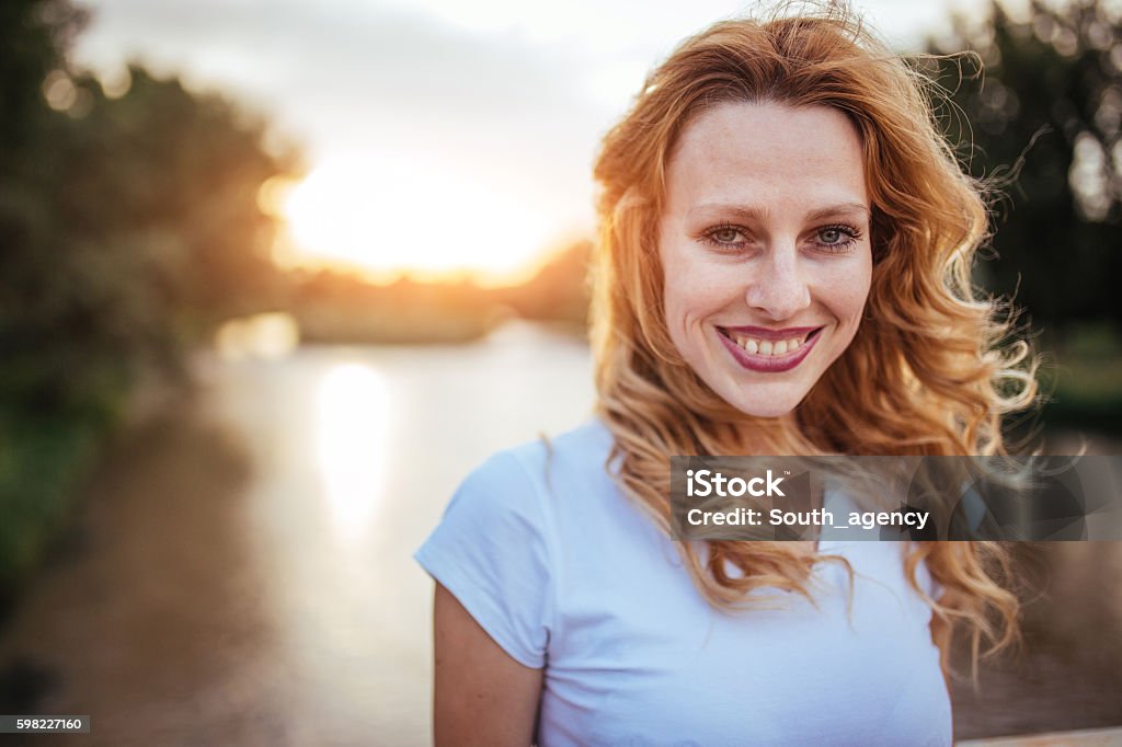 Photo Libre De Droit De Belle Fille Au Bord De La Rivière Banque D
