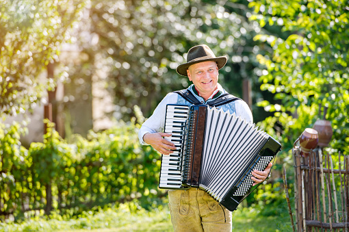 Pria Dengan Pakaian Tradisional Bavaria Memainkan Akordeon Foto Stok ... Pria Dengan Pakaian Tradisional Bavaria Memainkan Akordeon Foto Stok ...