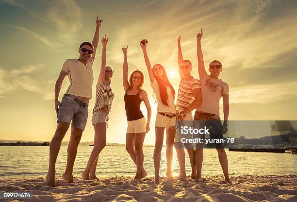 Temanteman Menari Lucu Di Pantai Di Bawah Sinar Matahari Terbenam Foto ... Temanteman Menari Lucu Di Pantai Di Bawah Sinar Matahari Terbenam Foto ...