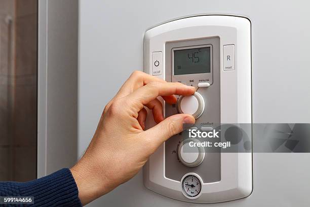 Tangan Pria Mengatur Suhu Pada 45 Derajat Di Panel Kontrol Foto Stok ... Tangan Pria Mengatur Suhu Pada 45 Derajat Di Panel Kontrol Foto Stok ...